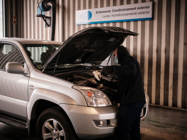 ¿Qué inspeccionamos en un coche en la ITV?